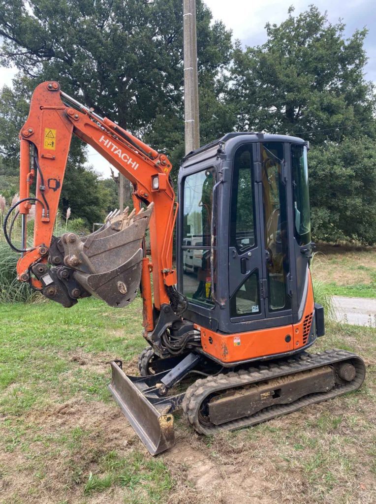 Mini pelle Hitachi 2.5T (journée de 8H) - ETS CHERUEL
